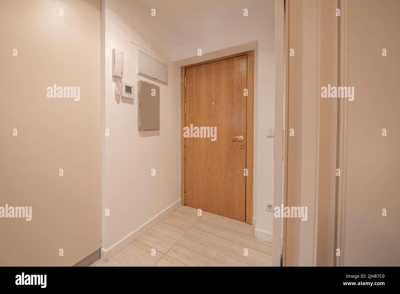 Hall of a house with oak wood doors, stoneware floors and access to ...