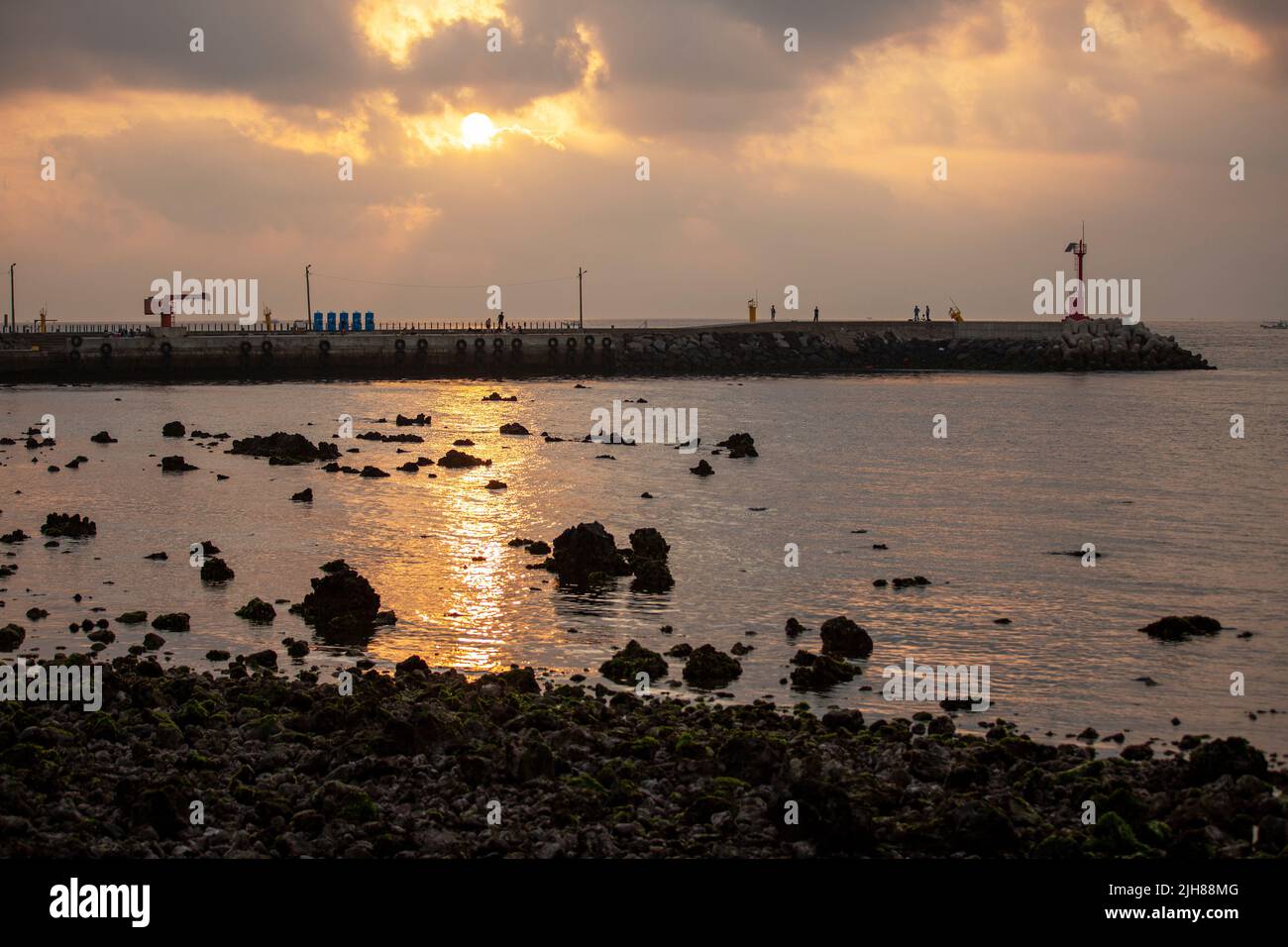Jeju. 16th July, 2022. Photo taken on July 16, 2022 shows the sunset ...