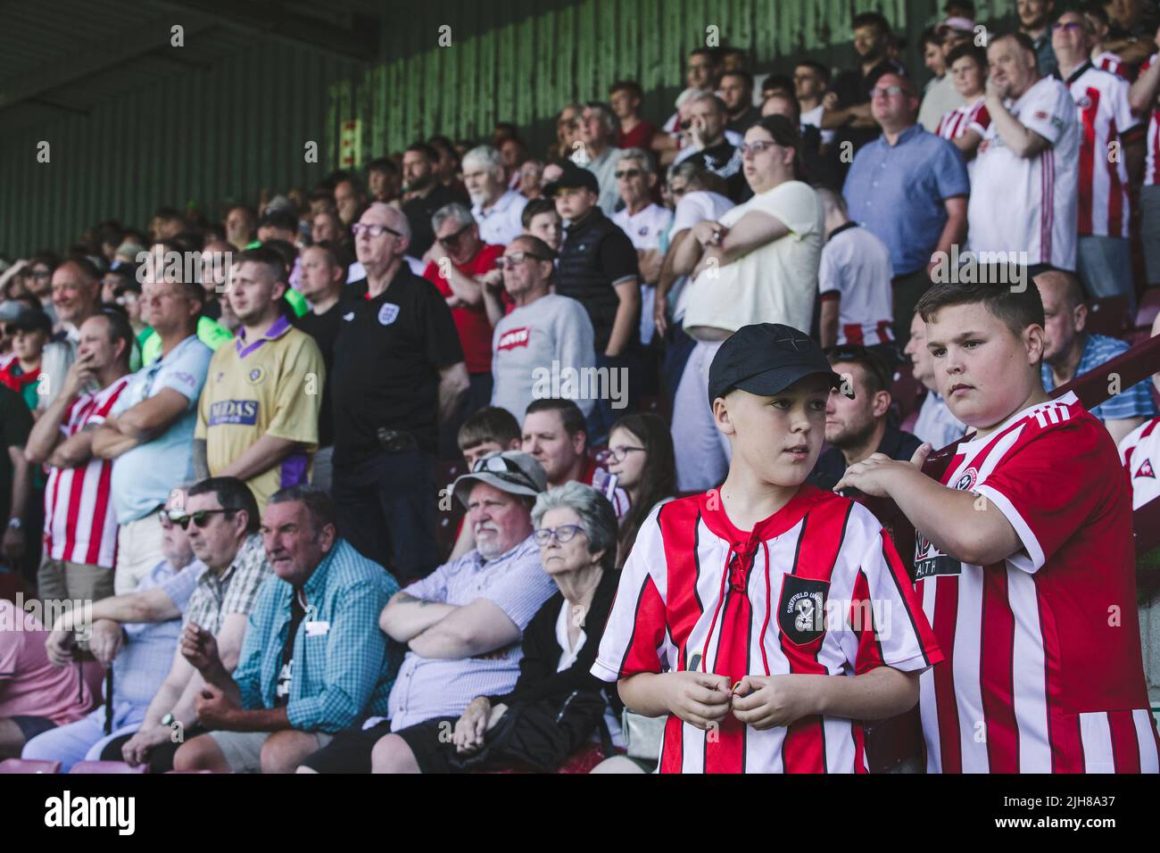 Sheffield United supporters cheer on their team during the game Stock ...