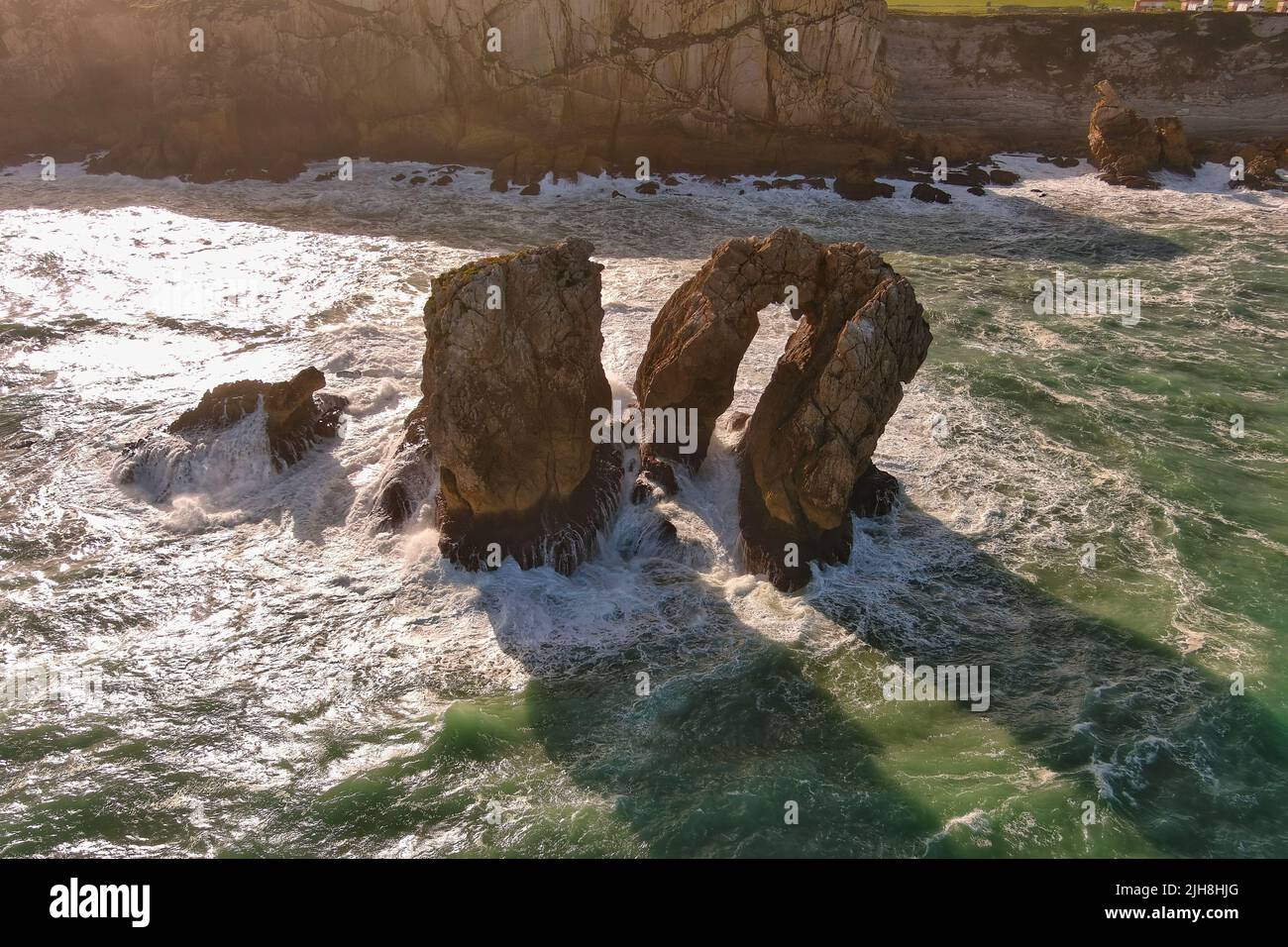 Big rock in middle ocean hi-res stock photography and images - Alamy