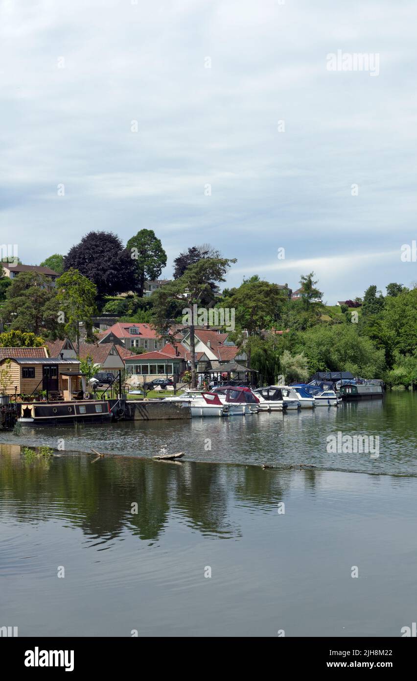 River Avon scenes at Saltford with boats, barges and narrow boats ...