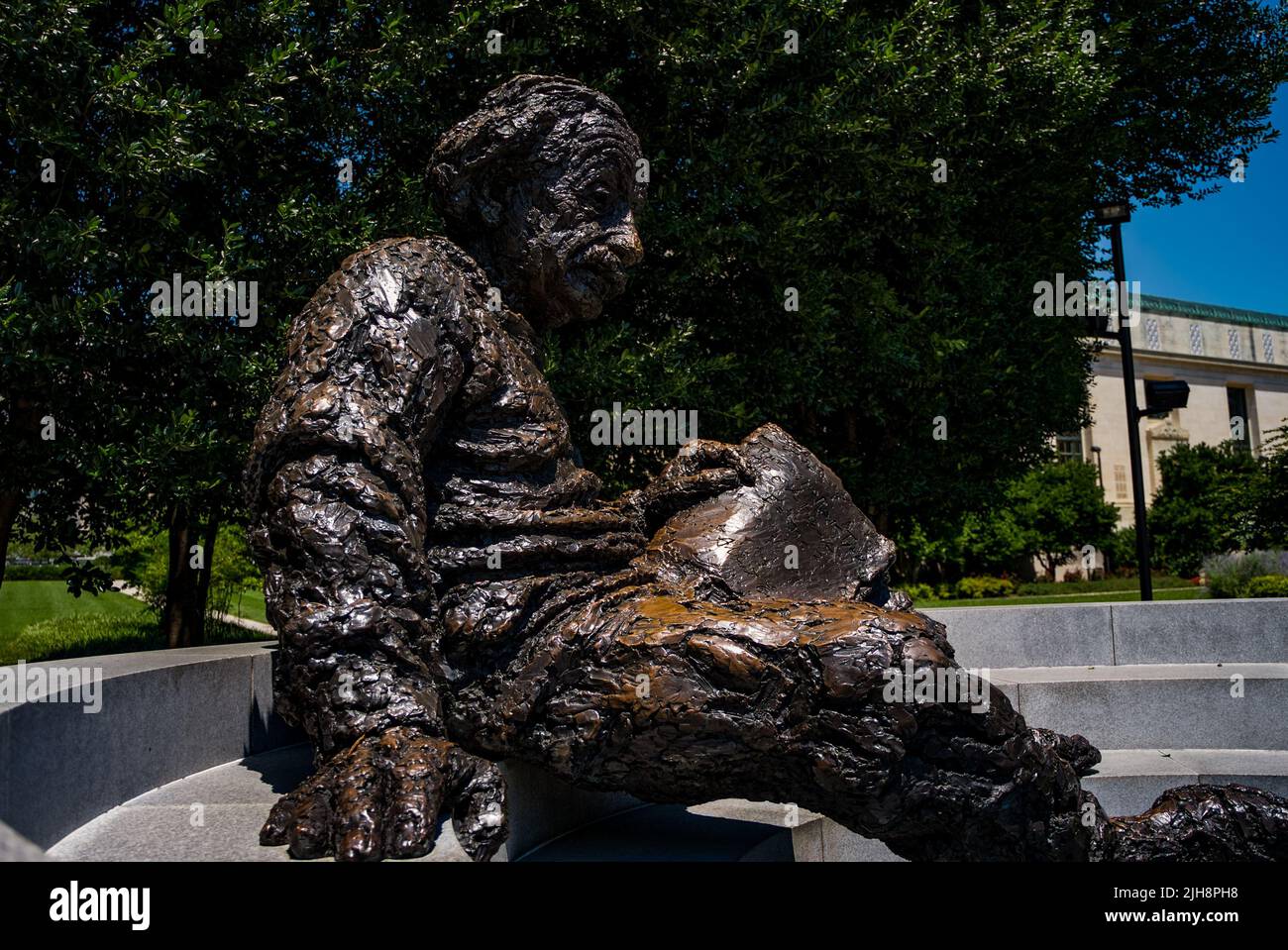 Albert einstein bronze statue hi-res stock photography and images - Alamy