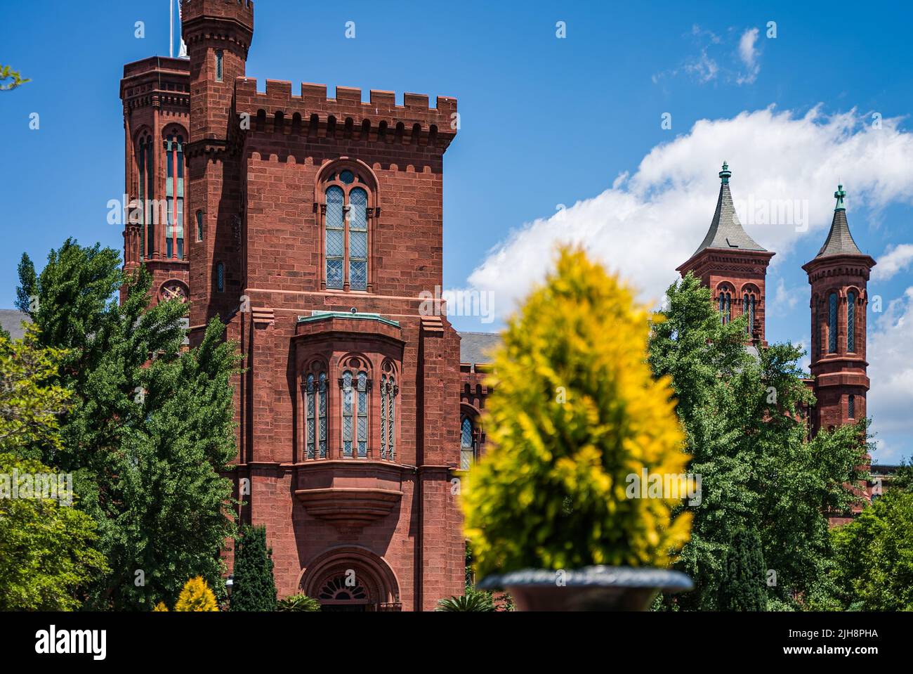 Smithsonian castle exterior hi-res stock photography and images - Alamy