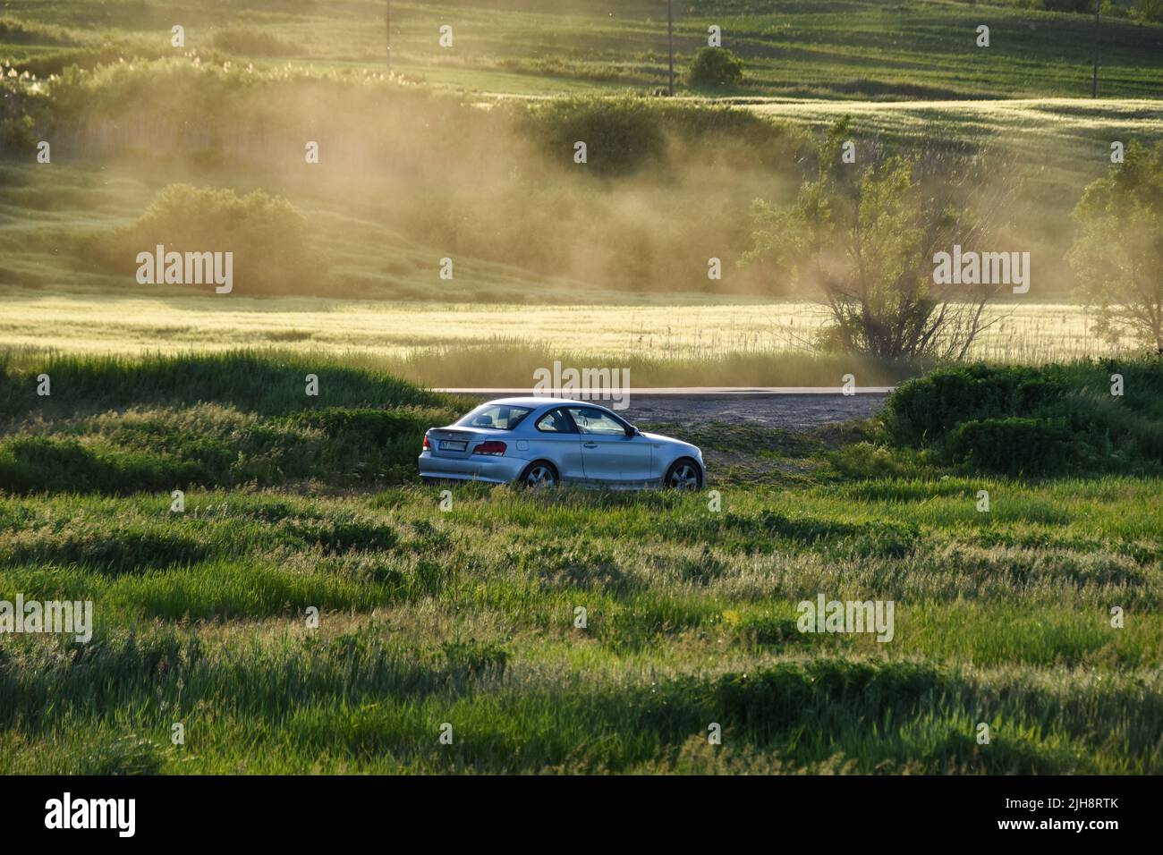 Car in the field hi-res stock photography and images - Alamy