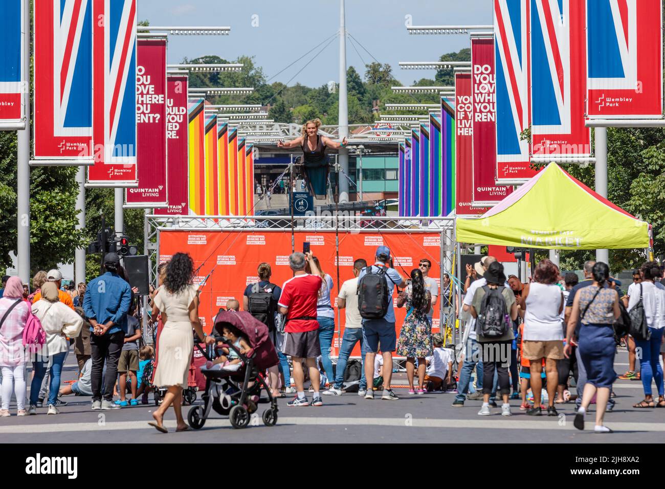 Wembley crowd concert hi-res stock photography and images - Alamy