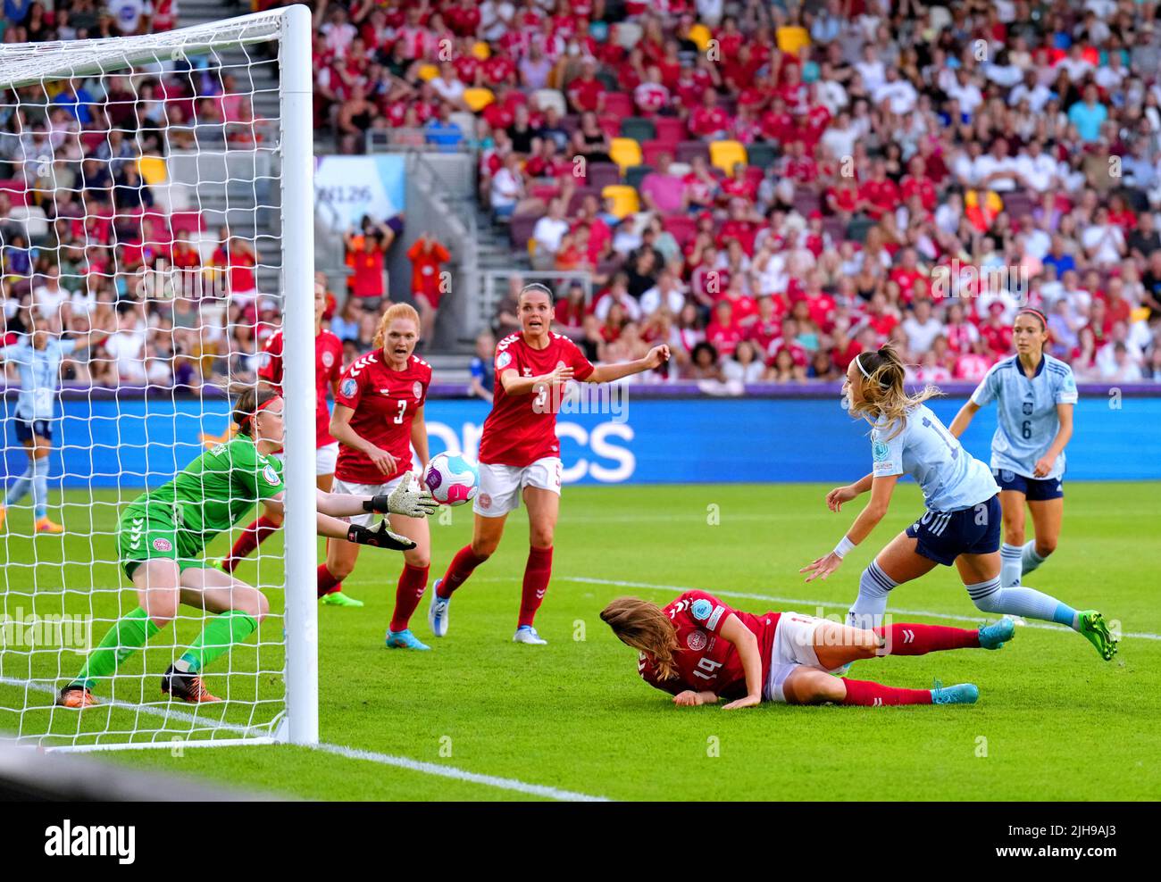 Spain's Athenea del Castillo fails to score during the UEFA Women's ...