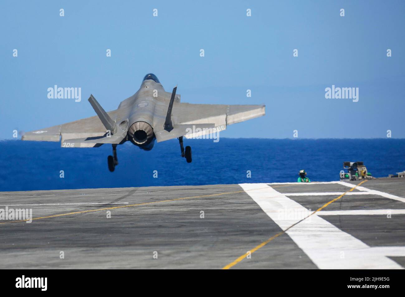 220712-N-VI910-3109 PACIFIC OCEAN (July 12, 2022) An F-35C Lightning II ...