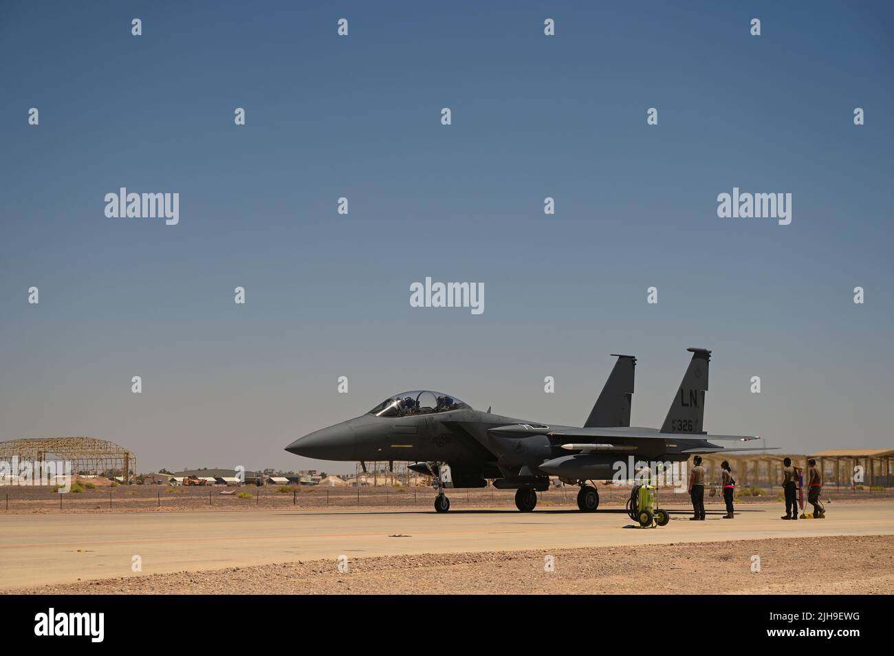 Ninth Air Force (AFCENT) members initiate hot-pit refueling operations ...