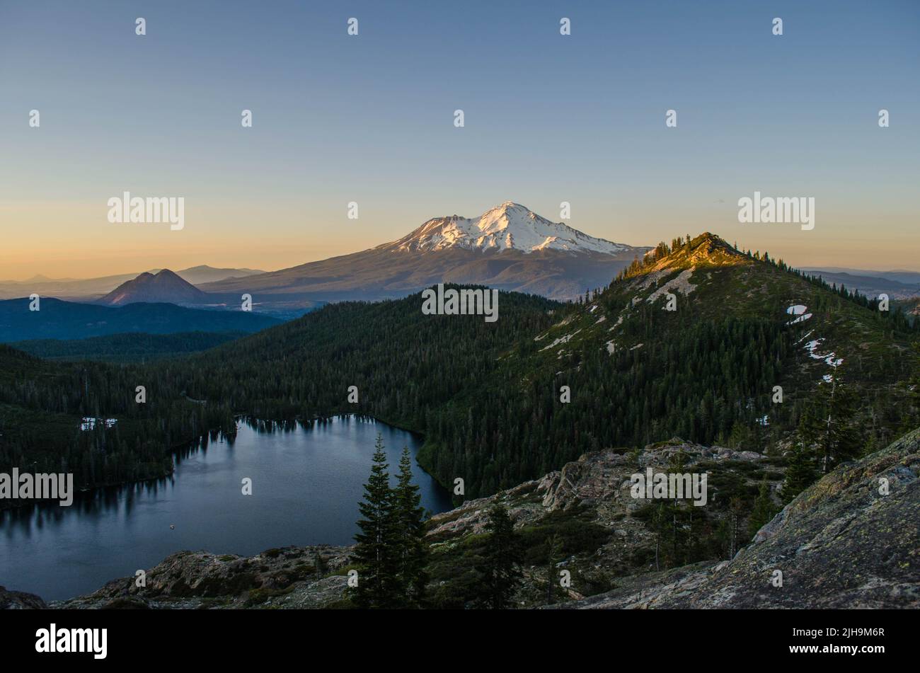 Mount shasta at sunset hi-res stock photography and images - Alamy