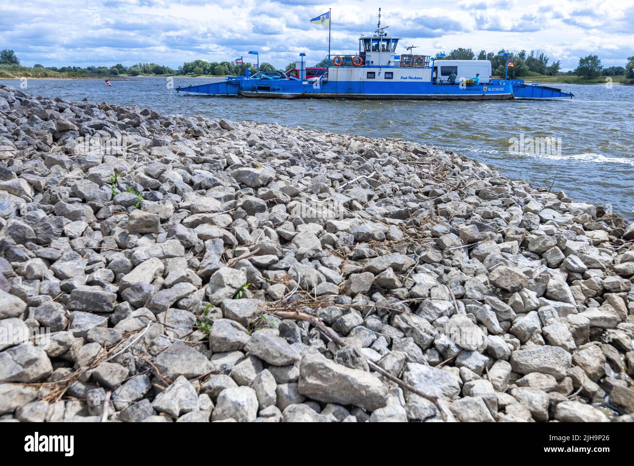 Bleckede, Germany. 15th July, 2022. The Elbe ferry "Amt Neuhaus" passes ...