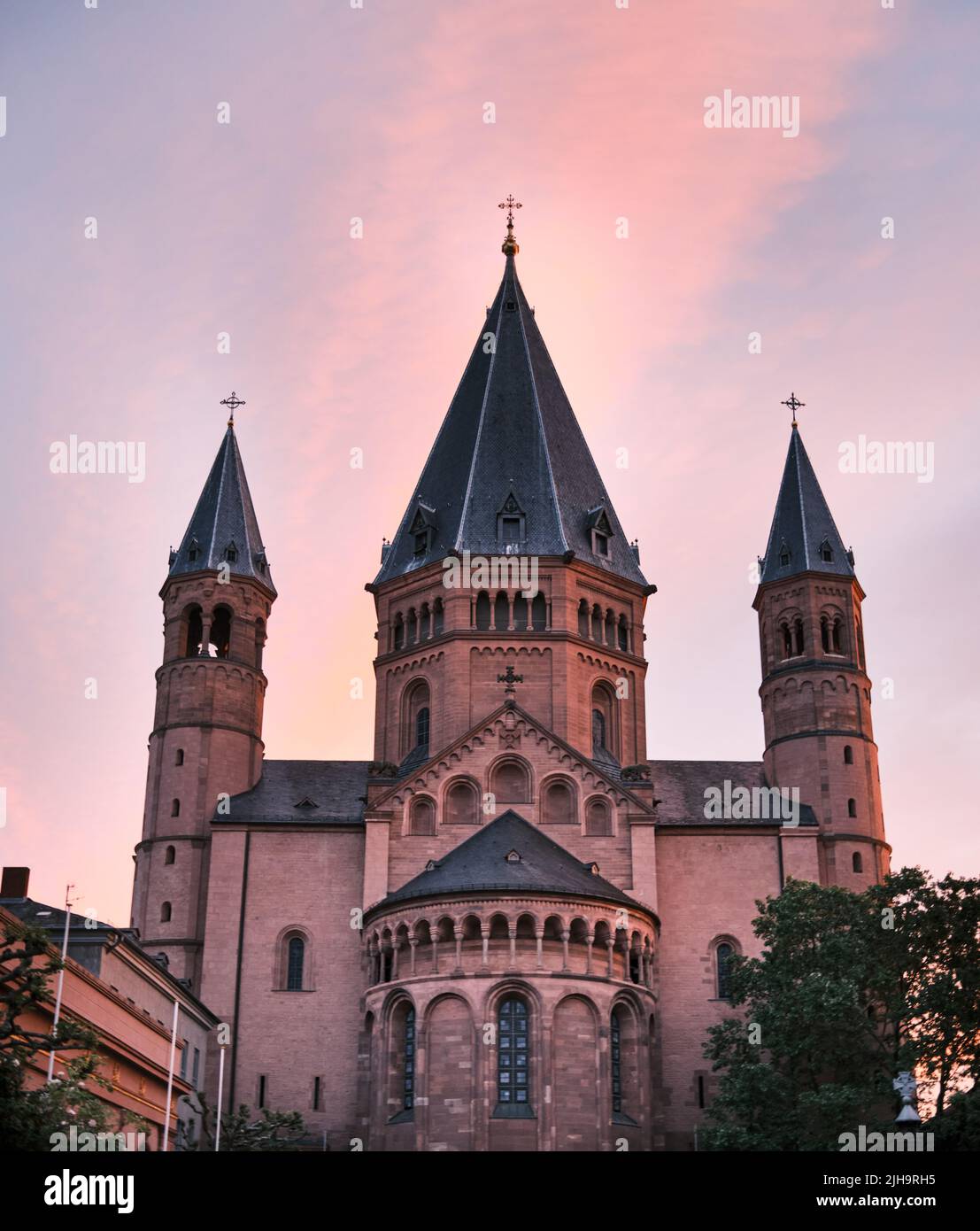 The famous Mainz Cathedral in Germany on a gloomy sky Stock Photo - Alamy