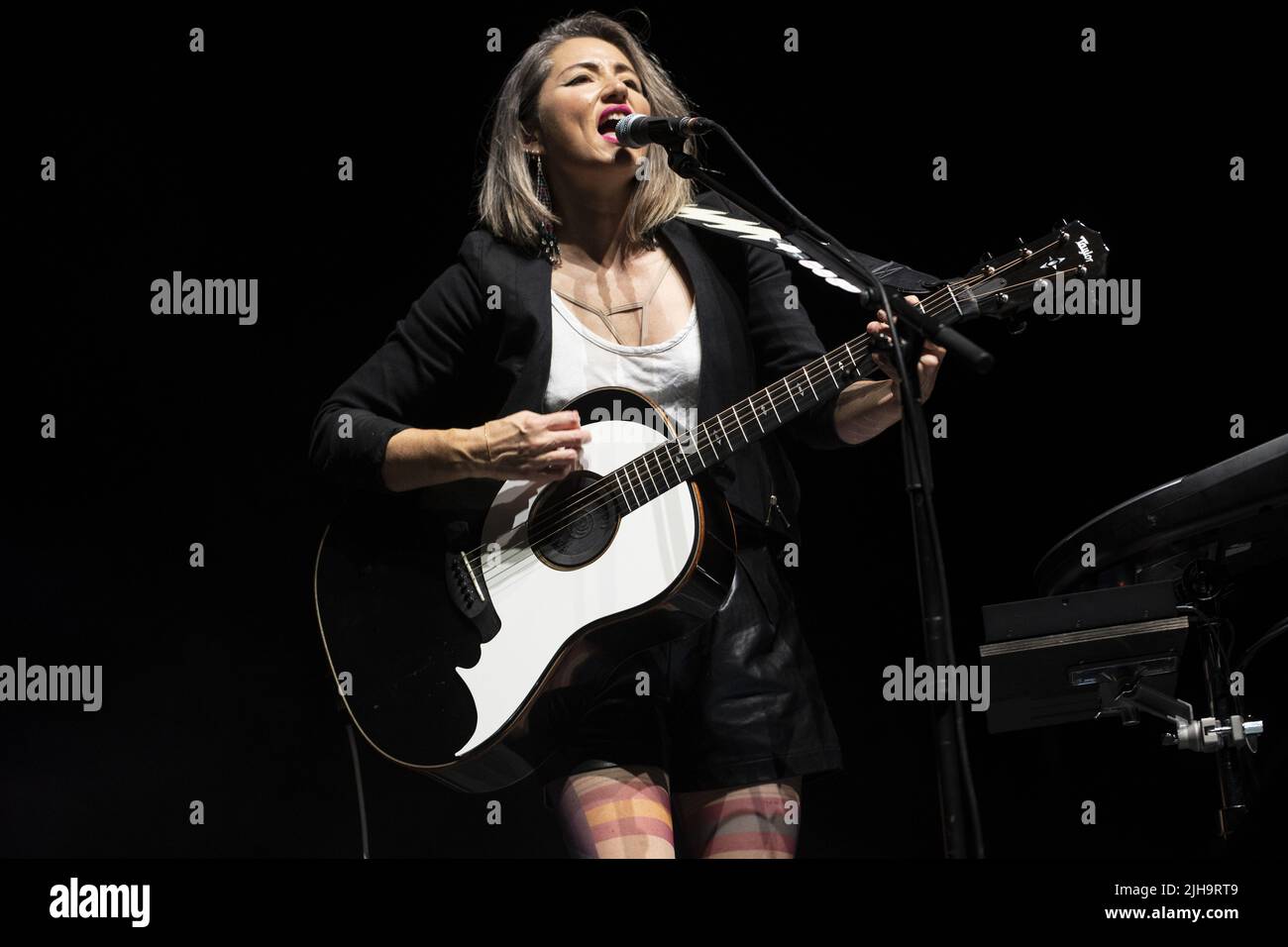 Singersongwriterfemale hi-res stock photography and images - Alamy