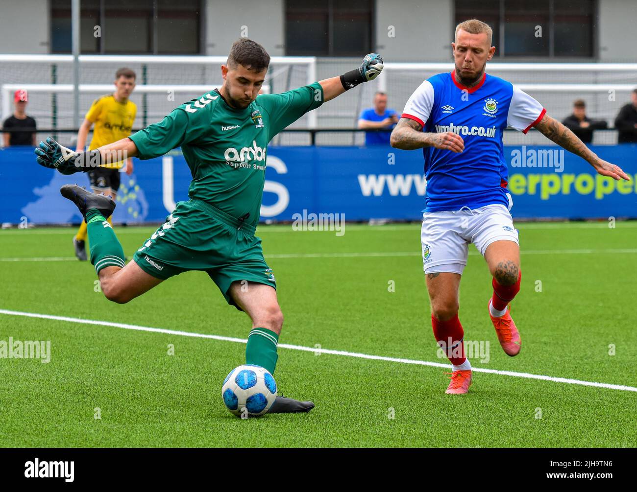 Kirk millar linfield player hi-res stock photography and images - Alamy