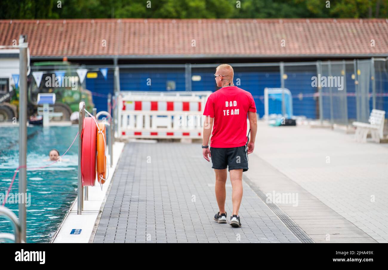 Offenbach, Germany. 14th July, 2022. An employee of the Rosenhöhe ...
