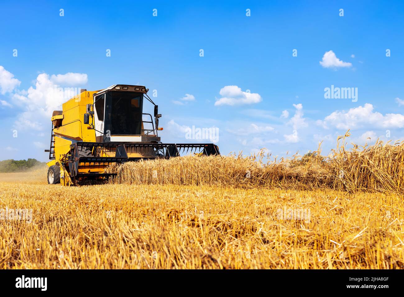Combine harvester working in harvest hi-res stock photography and ...