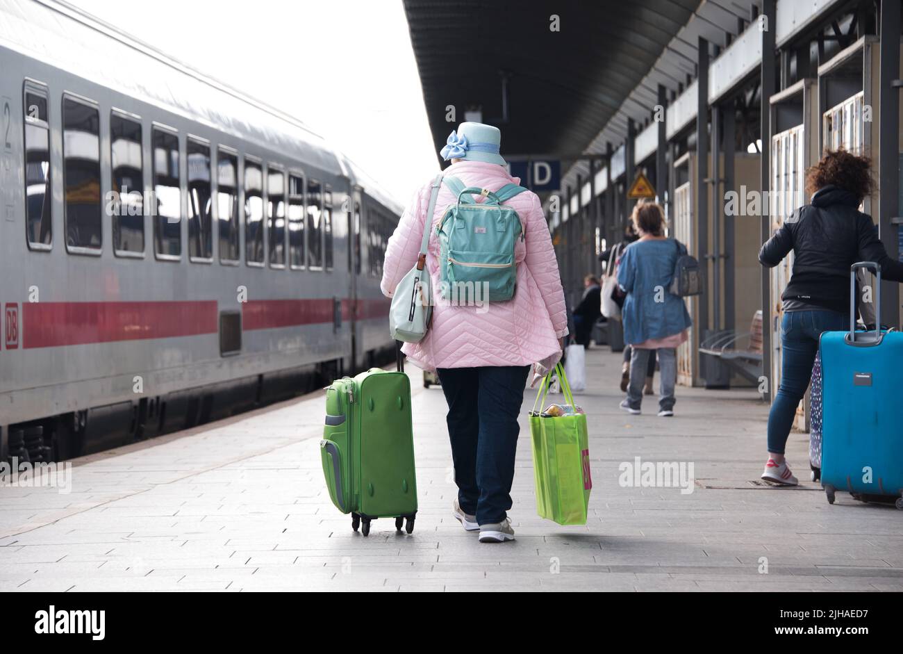 17 July 2022, Schleswig-Holstein, Westerland/Sylt: A woman walks past a ...