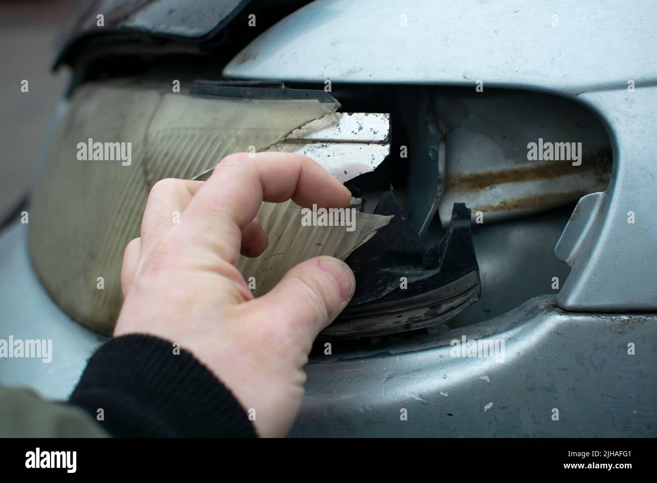 Car accident damaged headlight hi-res stock photography and images - Alamy
