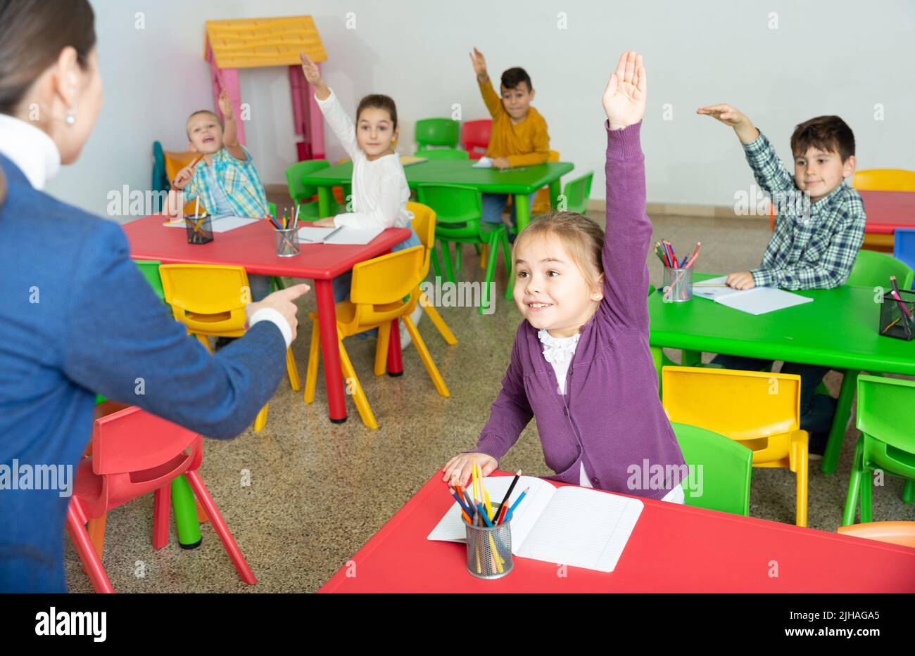 Teacher conducts lesson in elementary school Stock Photo - Alamy