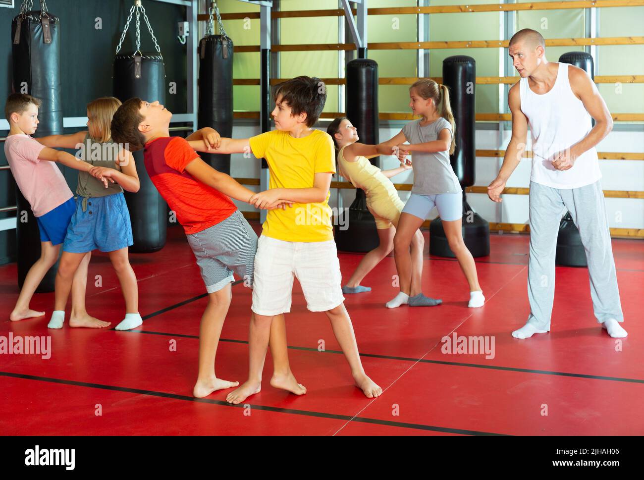 Kids in pairs training self-defence moves Stock Photo - Alamy