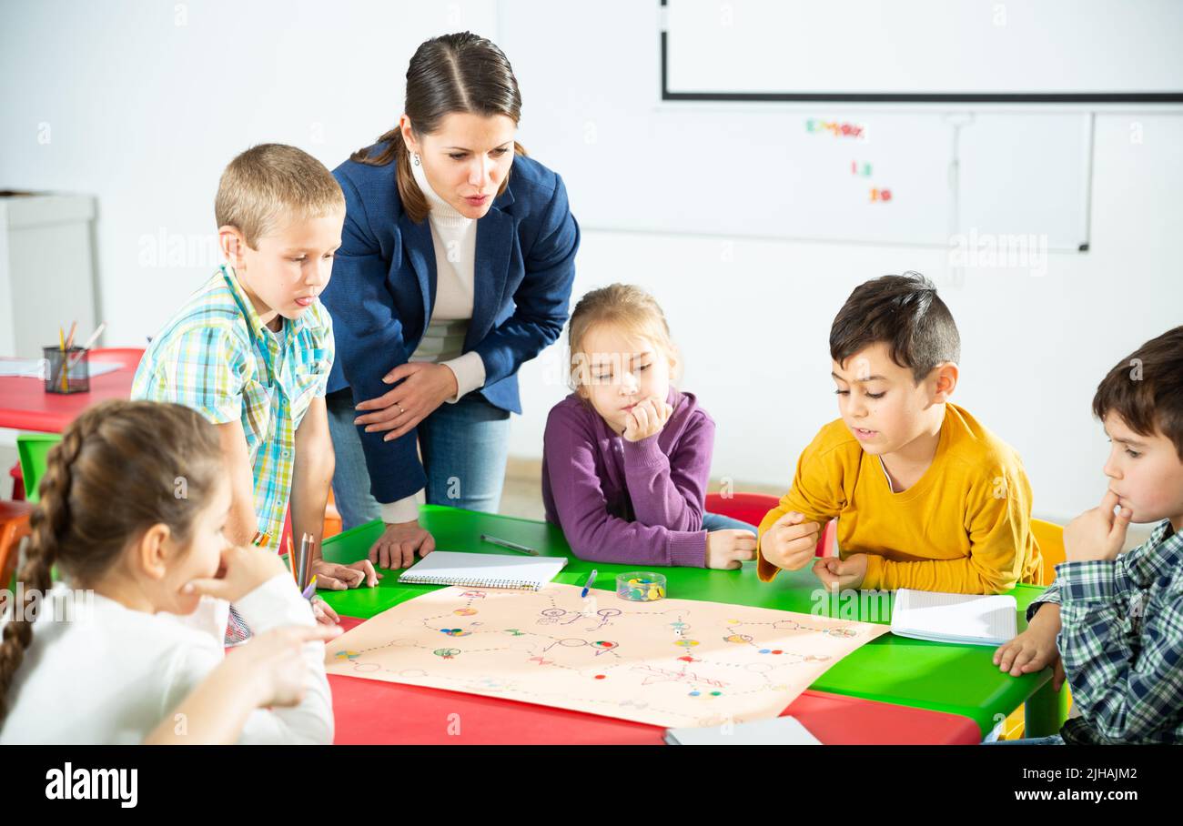 Kids with teacher playing educational tabletop game Stock Photo - Alamy Kids with teacher playing educational tabletop game Stock Photo - Alamy