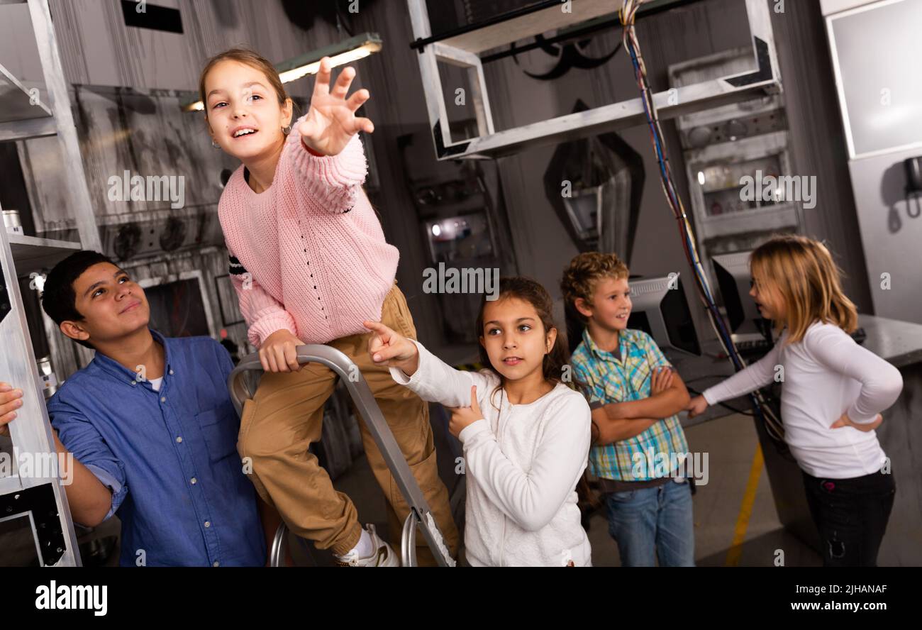 Children solving puzzles hi-res stock photography and images - Alamy