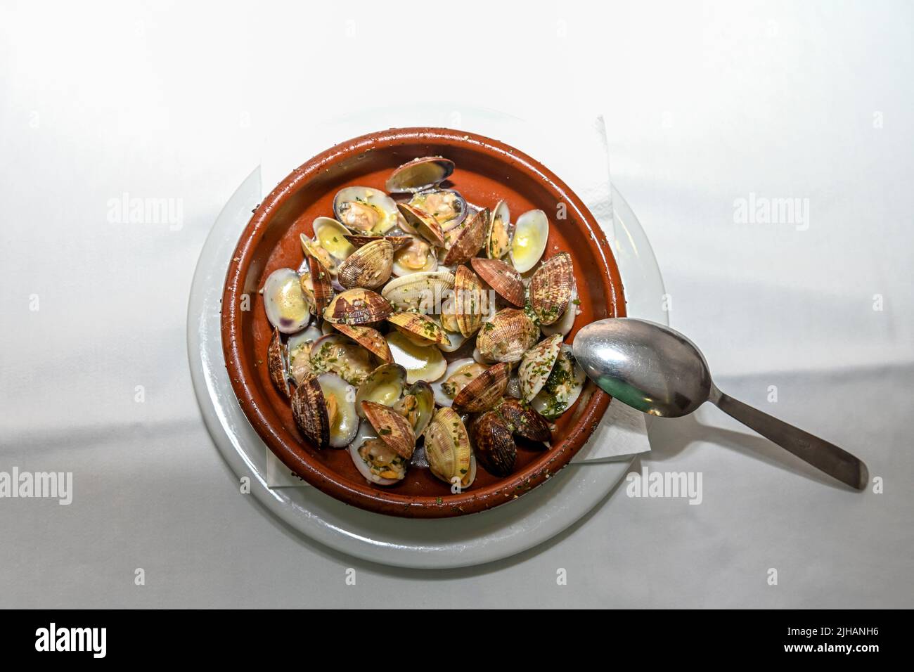 Galician clams steamed in a clay pot Stock Photo - Alamy