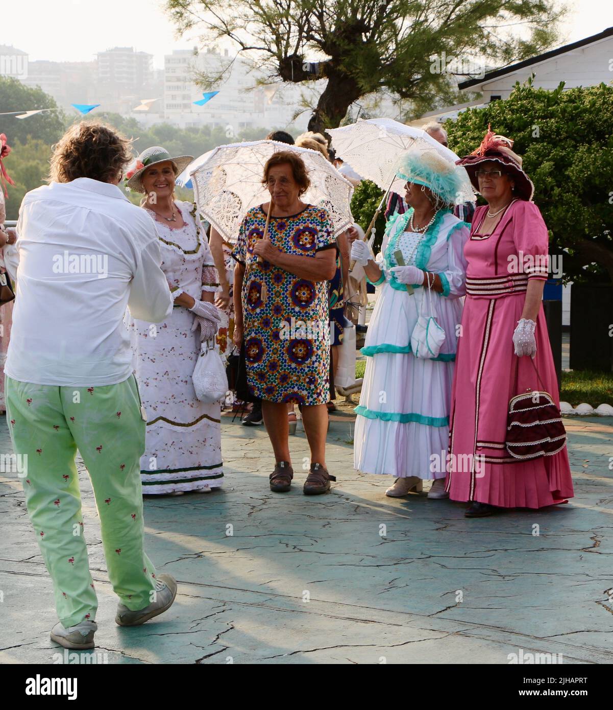 Man taking a photo of women dressed in Victorian clothes Bano de Olas ...