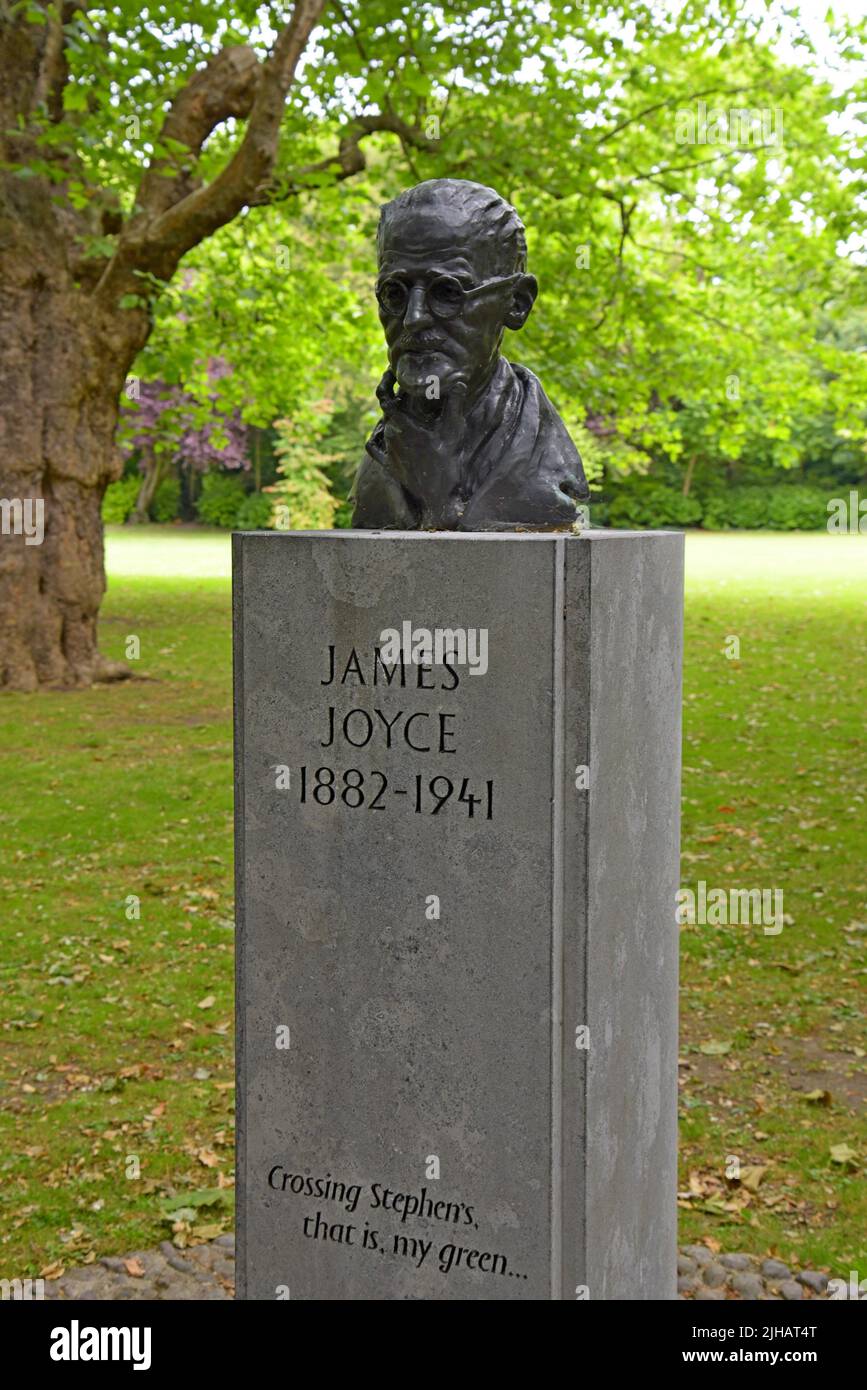 Writer James Joyce bust memorial statue in St Stephen's Green, Dublin ...