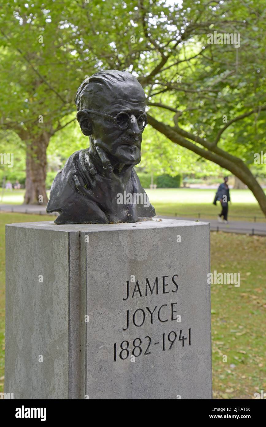 Writer James Joyce bust memorial statue in St Stephen's Green, Dublin ...