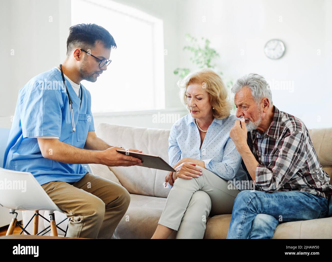 Senior using modern tablet help hi-res stock photography and images - Alamy