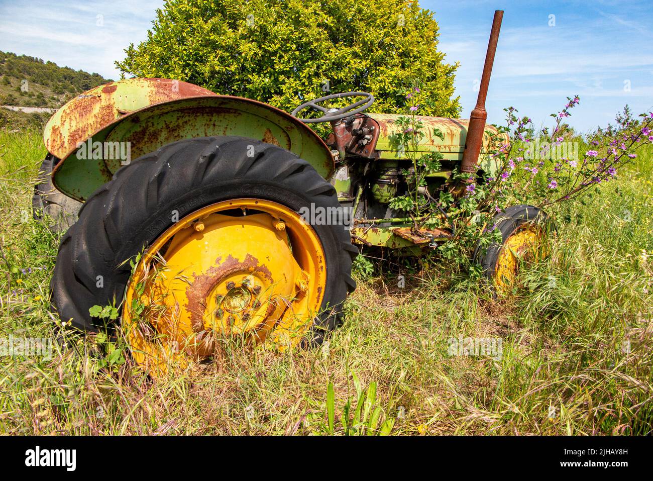 A rusty old John Deere tractor in a field in the south of France Stock ...