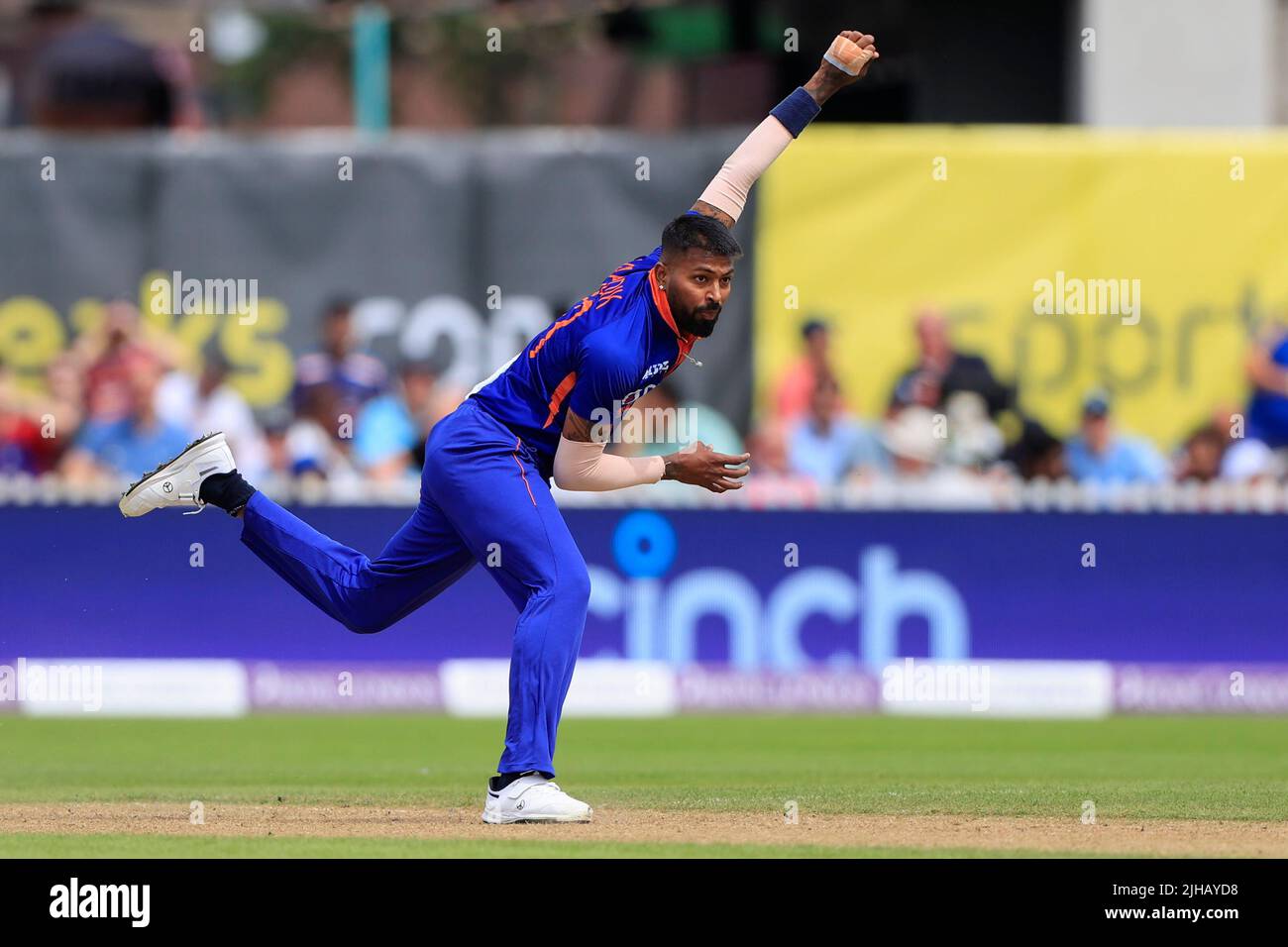 Hardik pandya bowling hi-res stock photography and images - Alamy