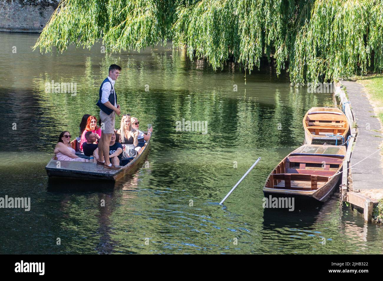 Cambridge , UK,16-07-2022, Punting tour guide loses his punting pole in ...
