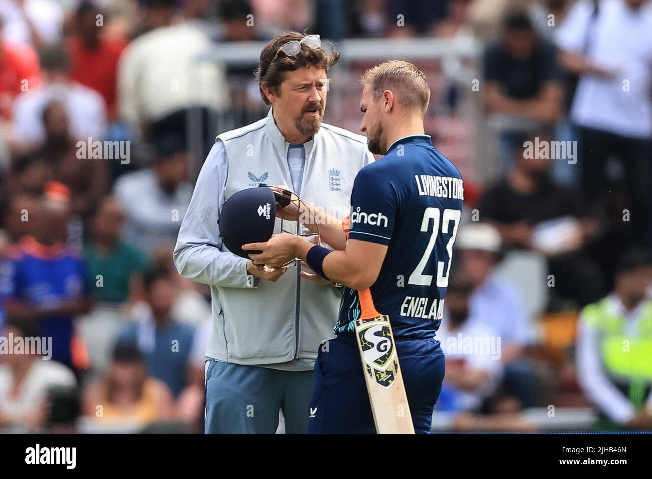 Hit in the head hi-res stock photography and images - Alamy