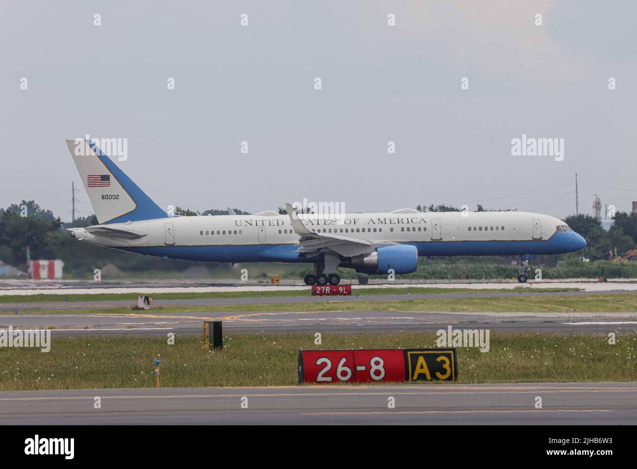 Air force two taxis hi-res stock photography and images - Alamy