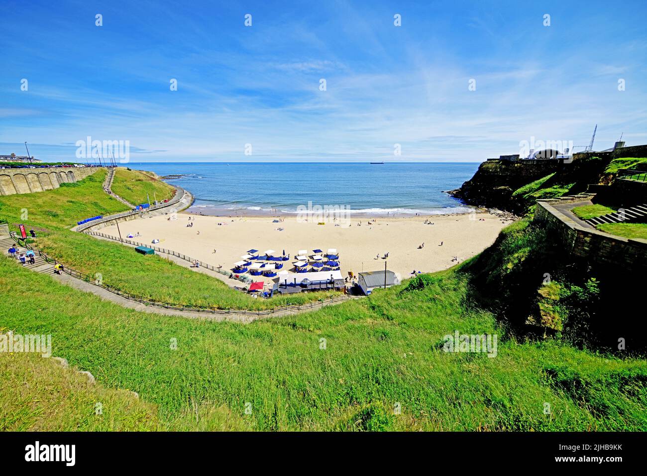 King Edwards Bay Tynemouth with Rileys Fish Shack serving mid frame on ...