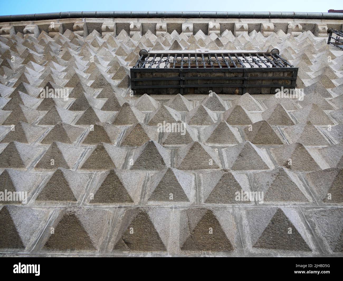 Geometric 3d pyramid shape wall facade design of a building in Segovia ...