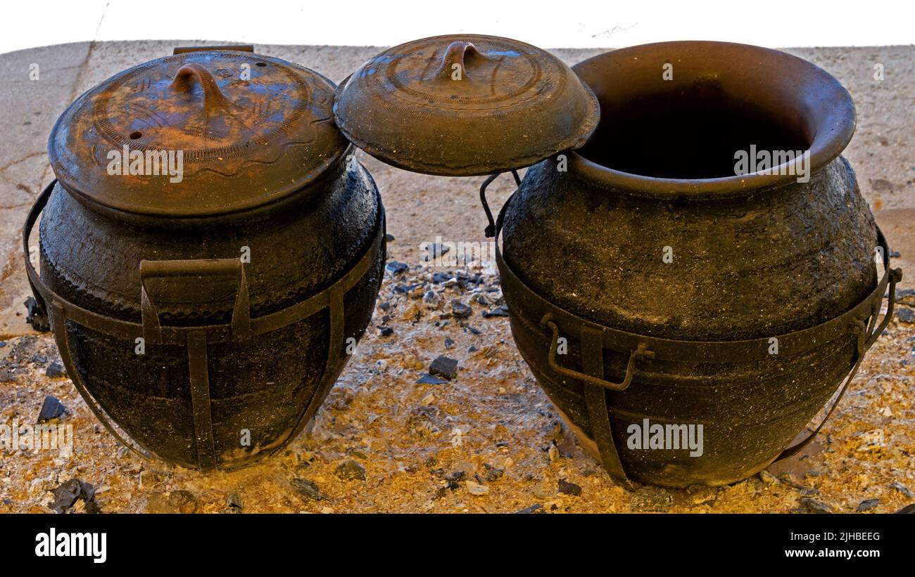 Large empty pots hi-res stock photography and images - Alamy