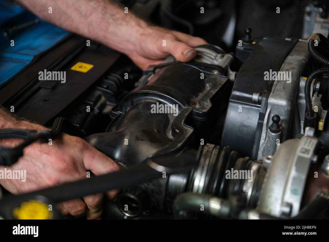 Car mechanic hands replacing engine throttle body Stock Photo - Alamy