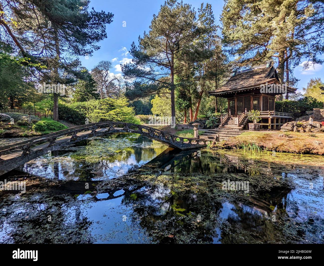 View traditional japanese architecture hi-res stock photography and ...