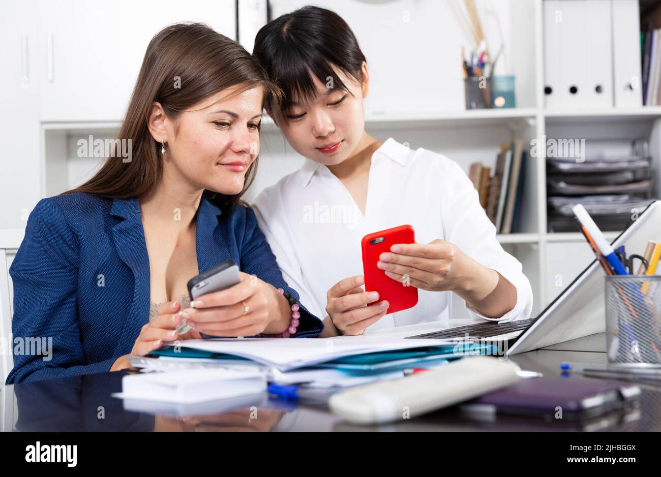Business people using smartphones Stock Photo - Alamy