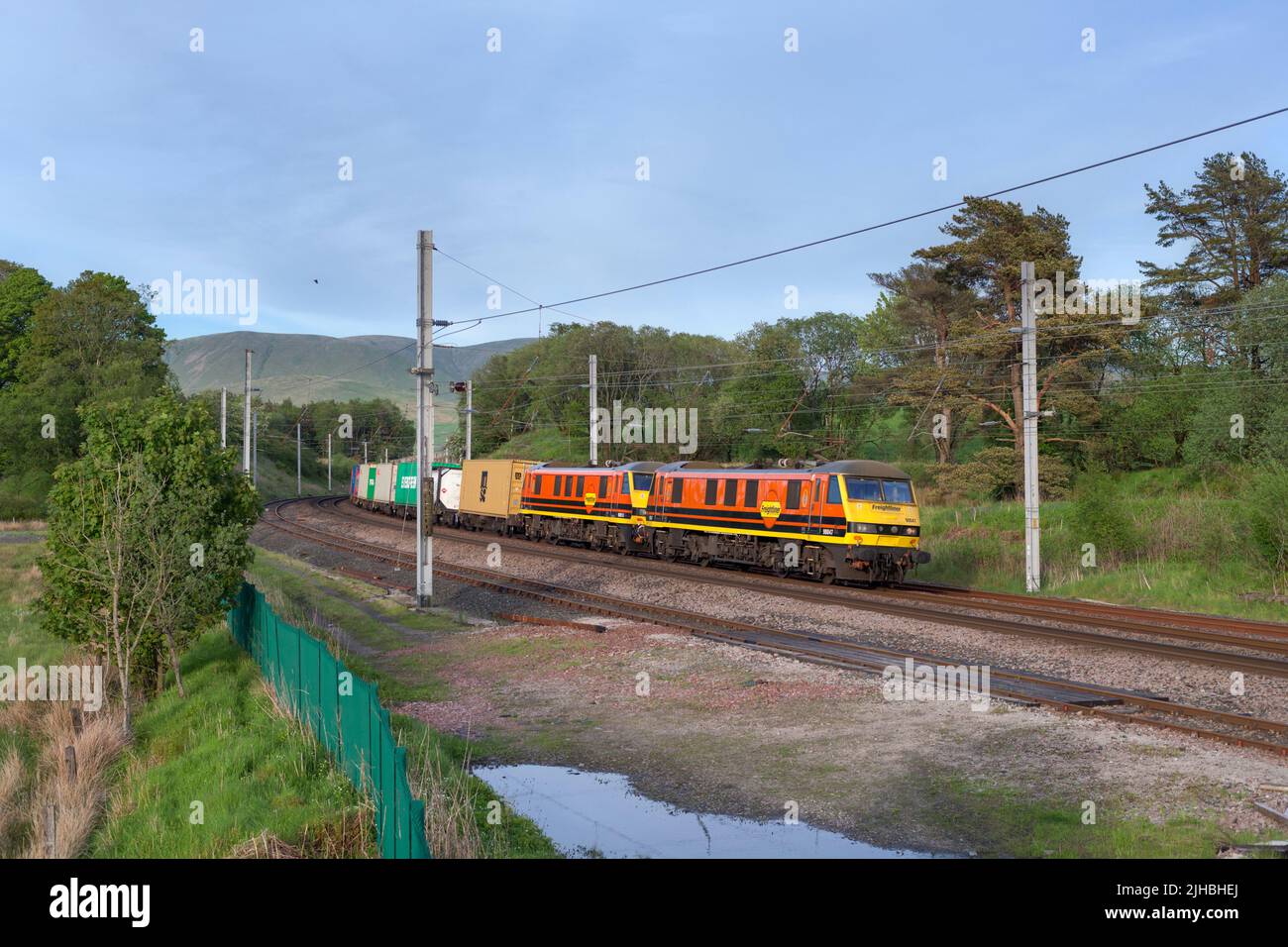 19/05/2022 Grayrigg (between Oxenholme & Tebay) 90047 + 90013 4M80 1633 ...