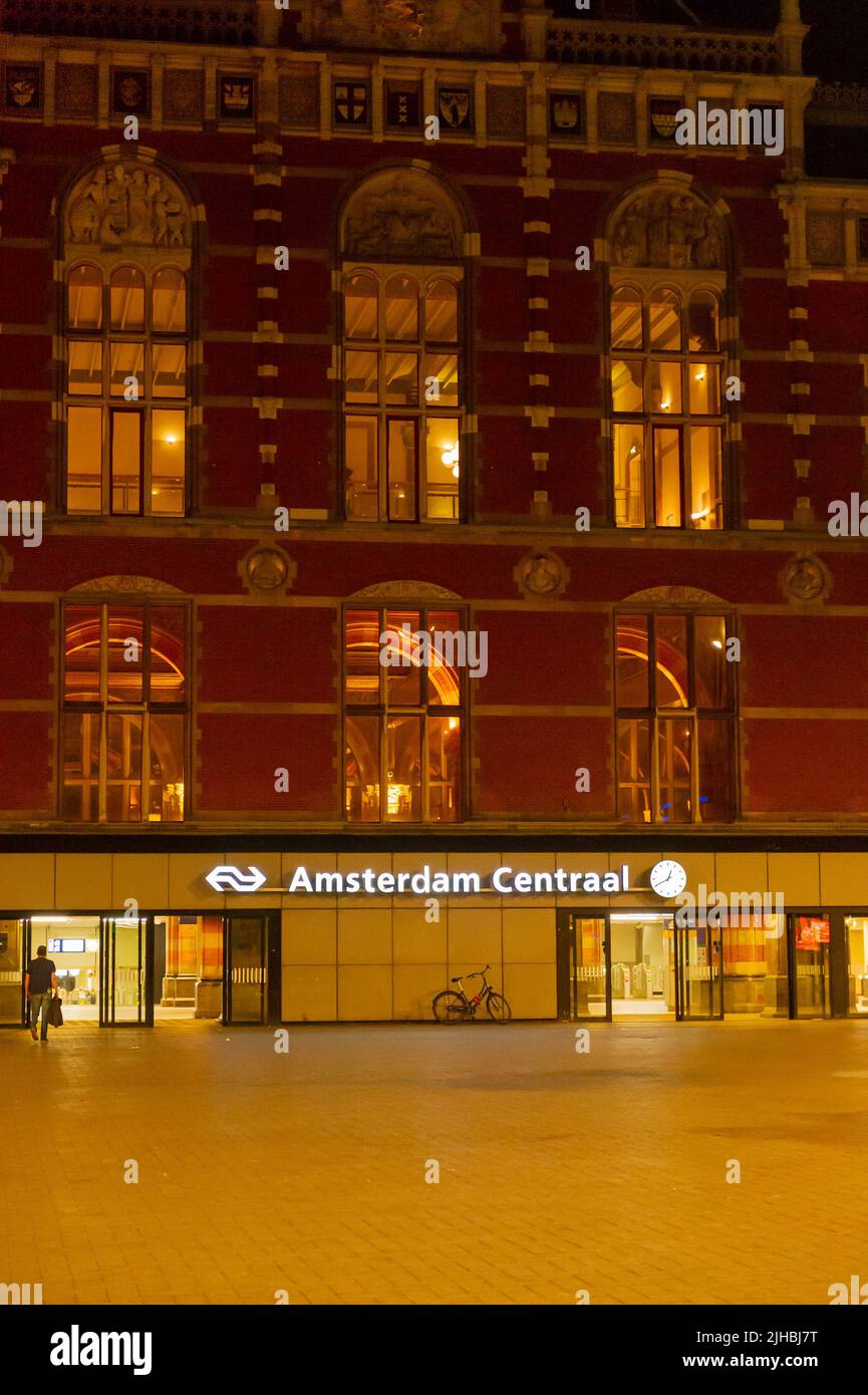 Front of amsterdam centraal hi-res stock photography and images - Alamy
