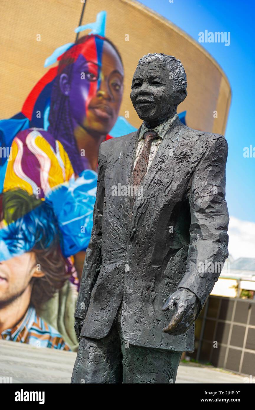 Nelson mandela sculpture hi-res stock photography and images - Alamy