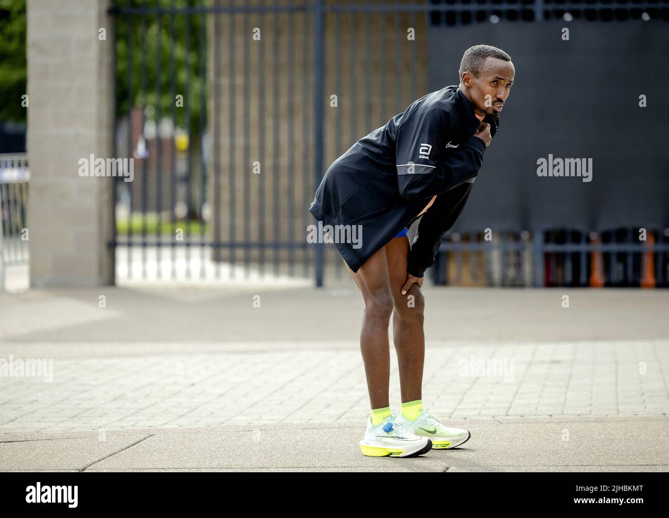 EUGENE - Dutch athlete Abdi Nageeye has dismounted during the marathon ...