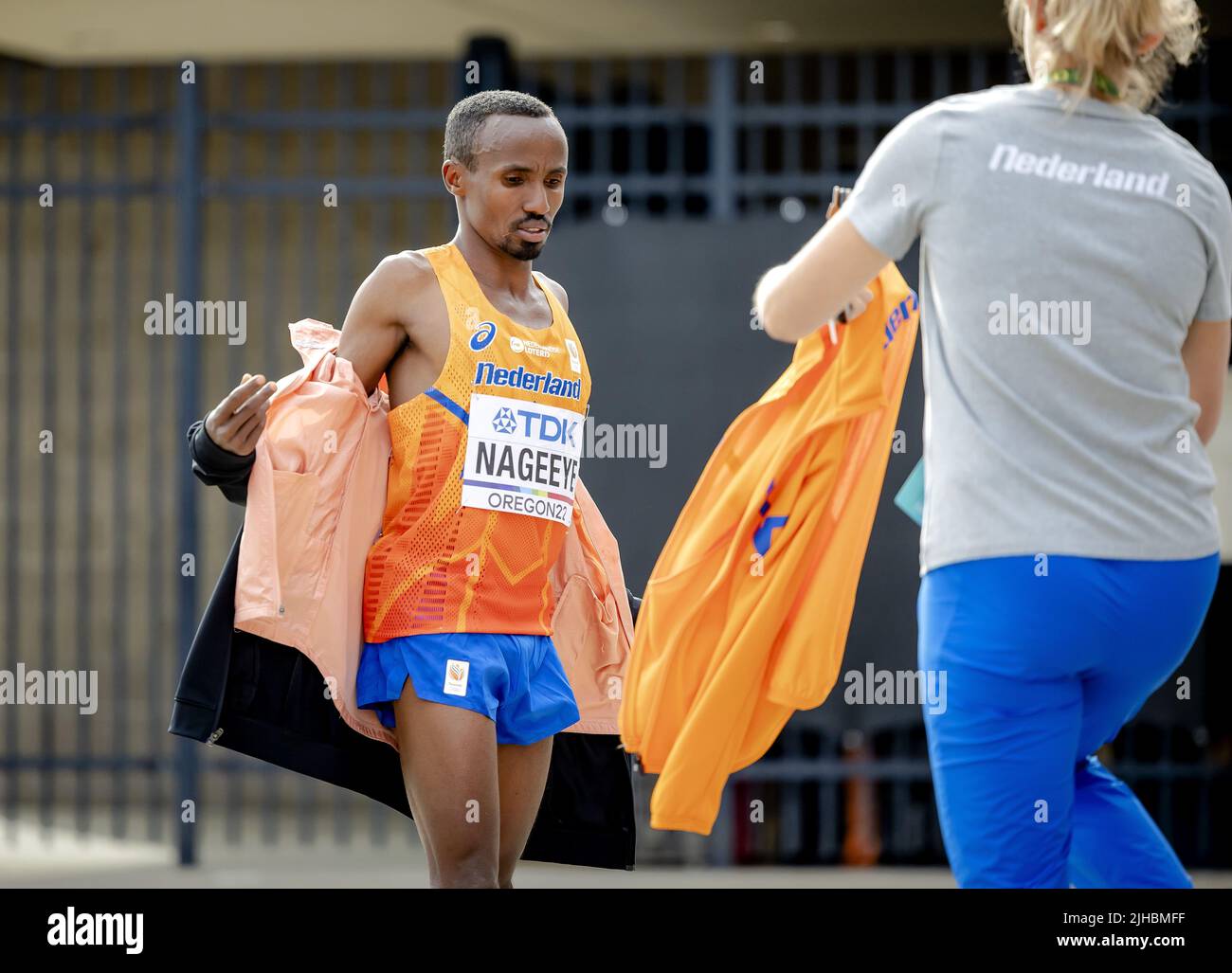 EUGENE - Dutch athlete Abdi Nageeye has dismounted during the marathon ...