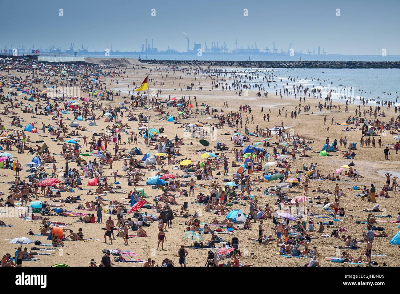 2022-07-17 15:07:27 SCHEVENINGEN - A red flag with the lifeguard.Bath ...