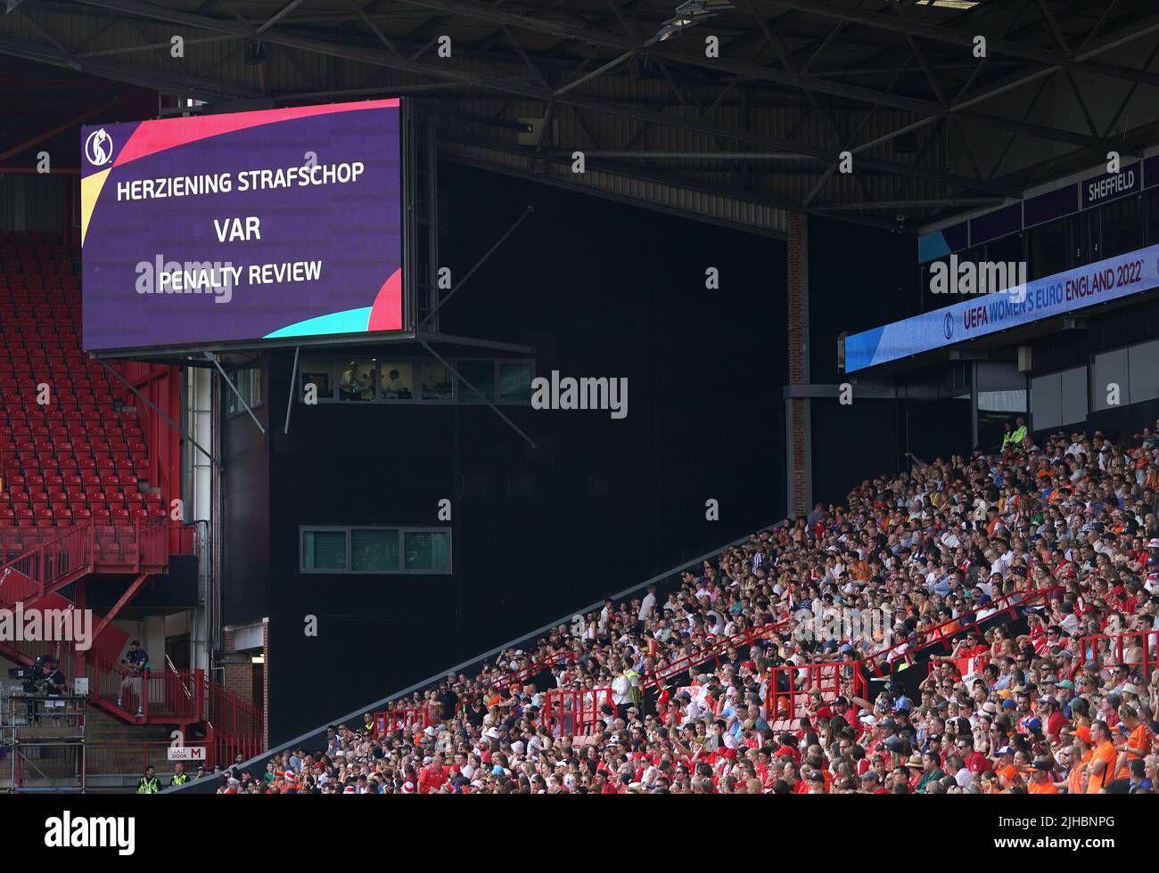 Videro assistant referee hi-res stock photography and images - Alamy