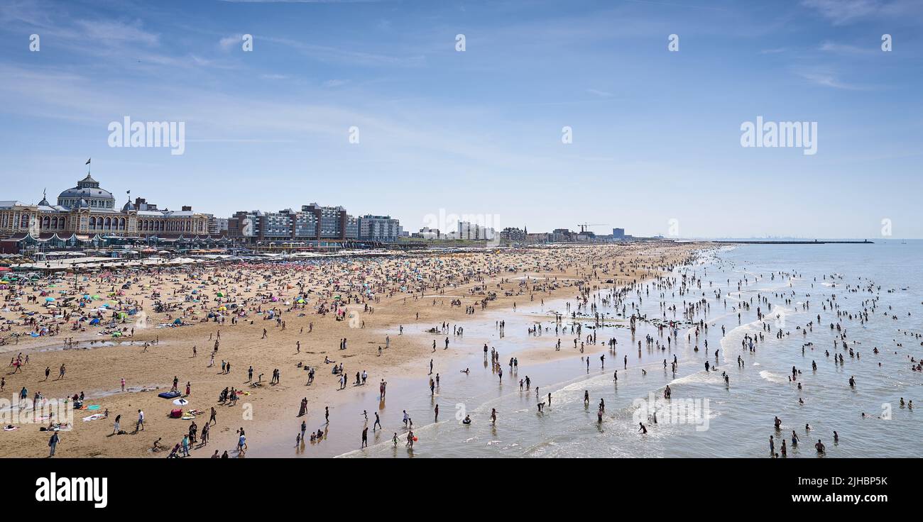 2022-07-17 15:16:13 SCHEVENINGEN - A red flag with the lifeguard.Bath ...