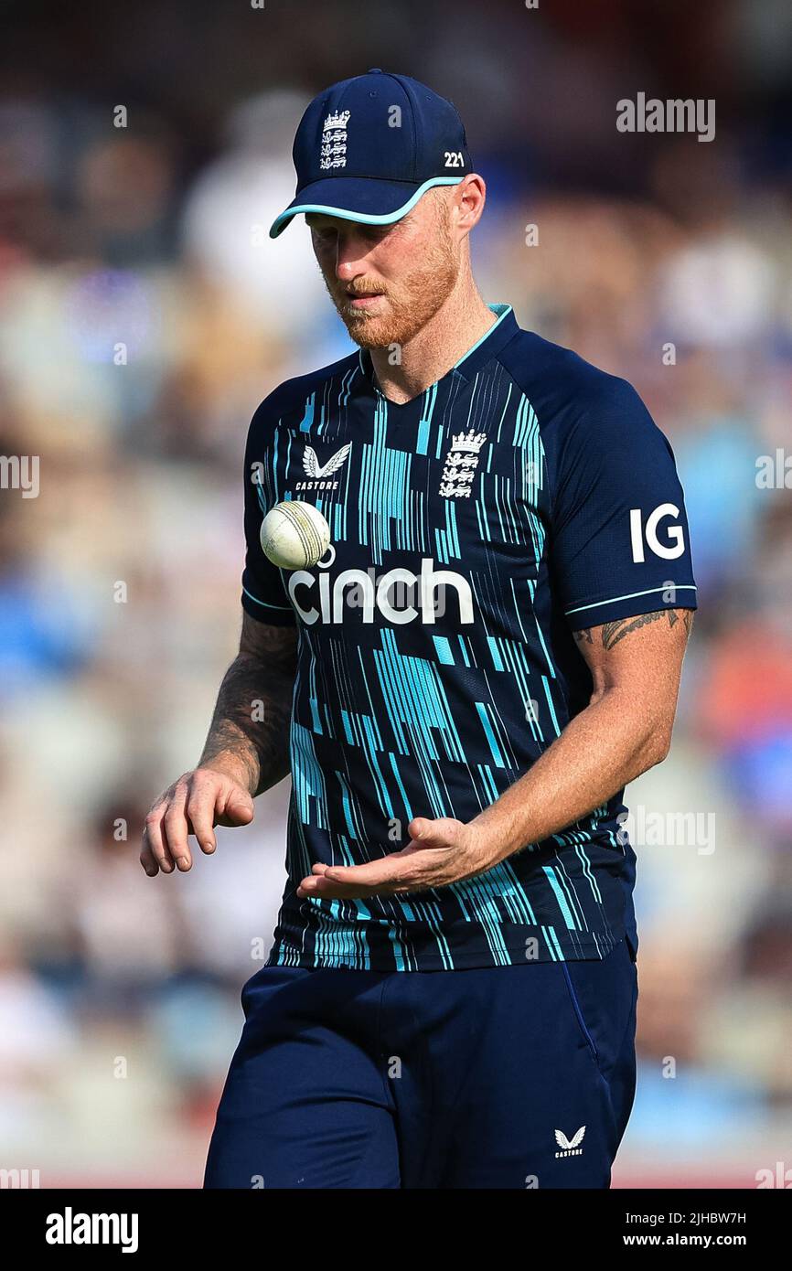 Ben Stokes of England juggles the ball Stock Photo - Alamy